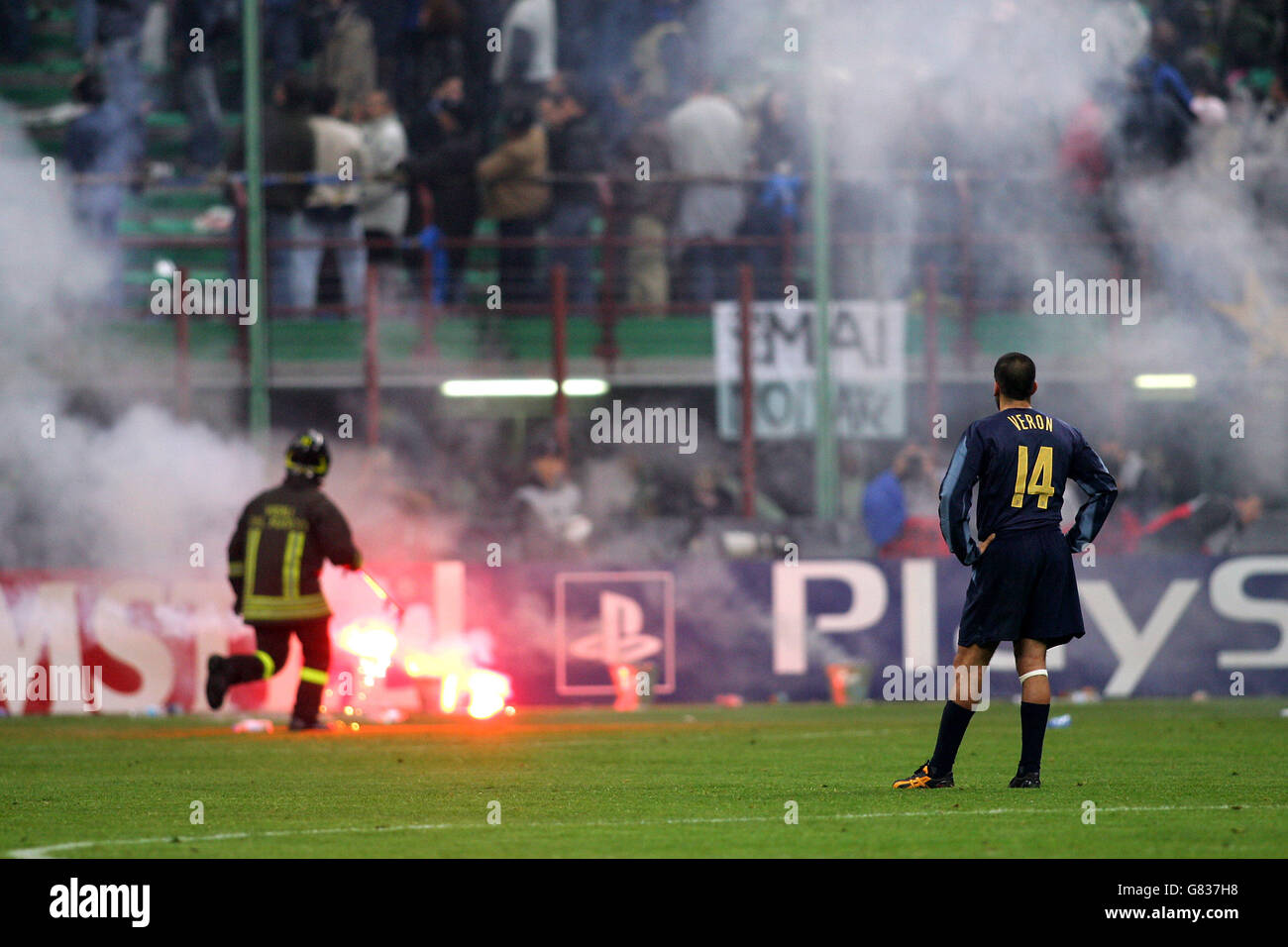 Inter Milan's Juan Sebastian Veron (r) can only stand and watch as a ...