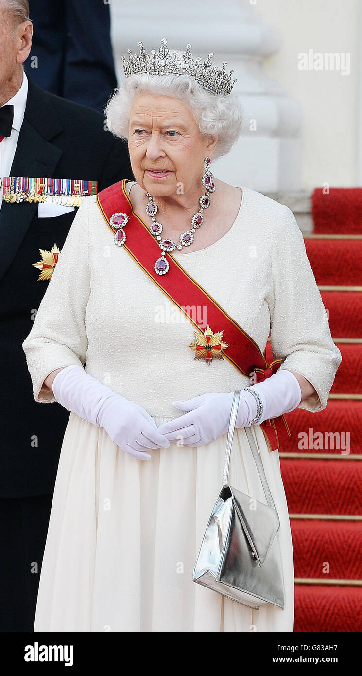 Queen Elizabeth II arrives for a state banquet hosted at the Schloss ...