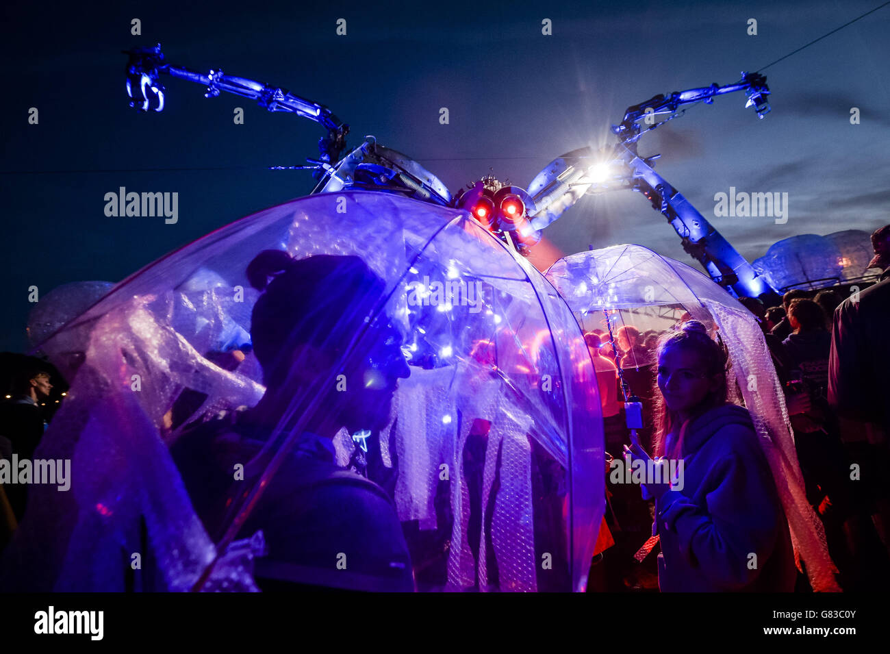 Revellers dance underneath Arcadia Spectacular huge mechanical spider ...