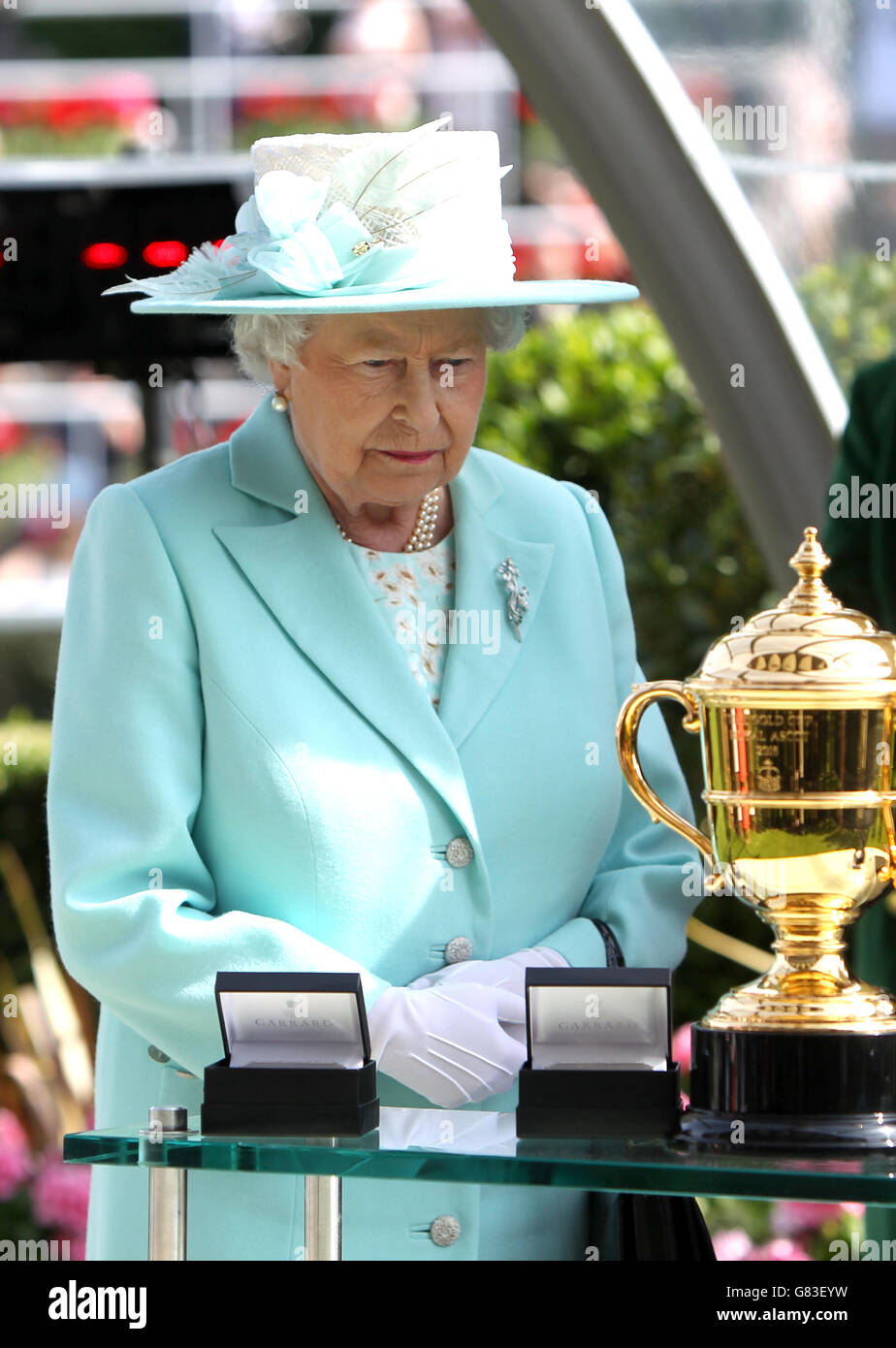 Queen elizabeth ii cup trophy hi-res stock photography and images - Alamy