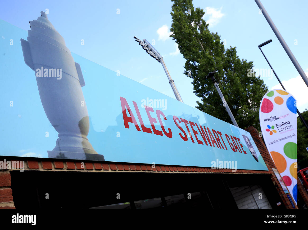 Alec stewart gate at the kia oval hi-res stock photography and images ...
