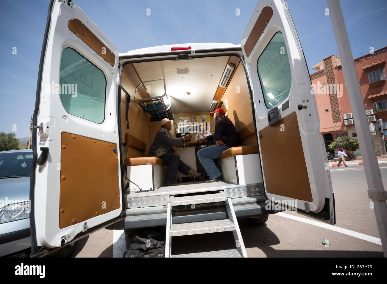 Mobile bank van hi-res stock photography and images - Alamy