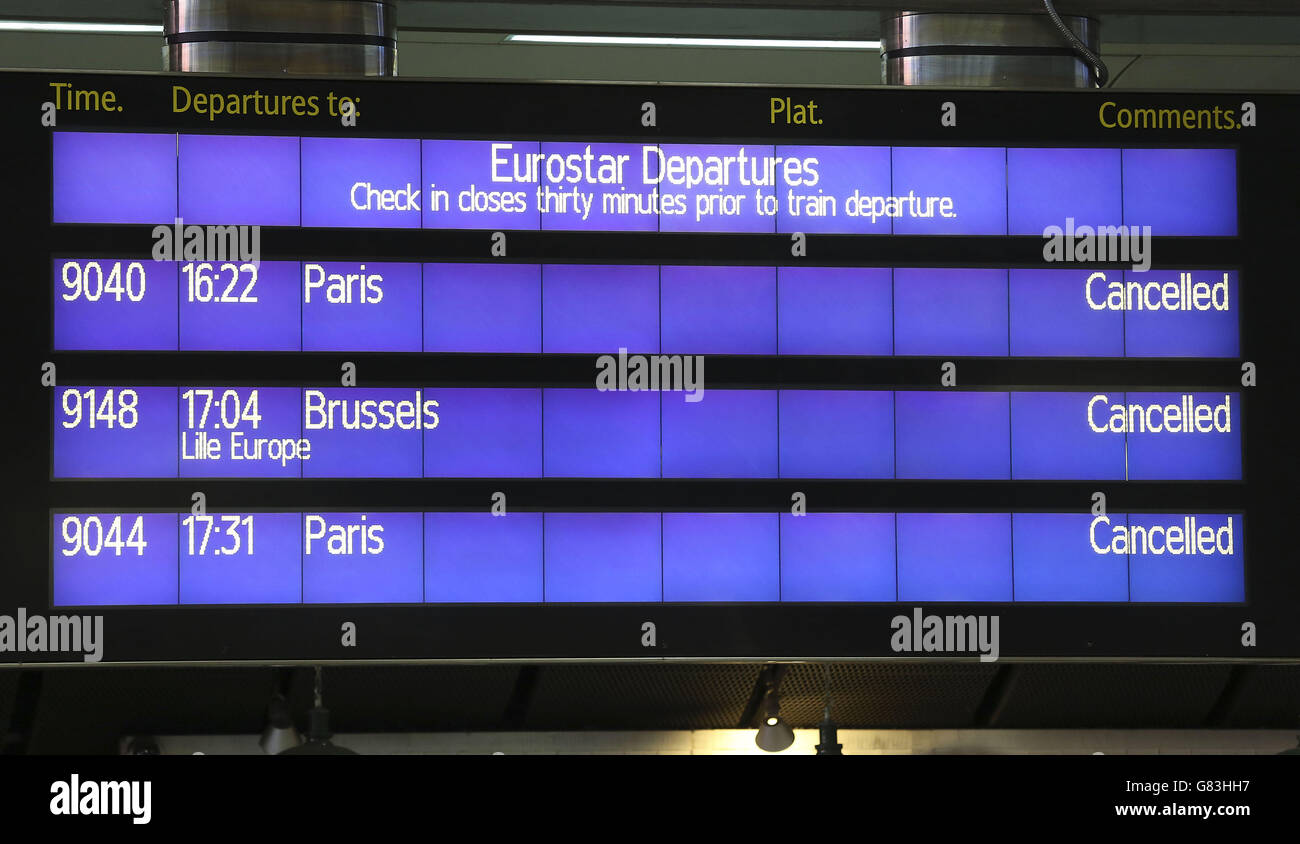 Train boards at st pancras international train station in london hi-res ...