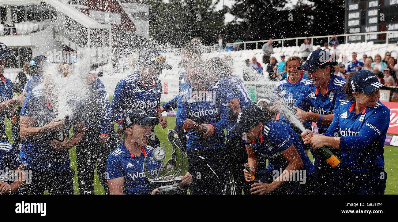 England celebrate their series win after the Third Royal London One Day ...
