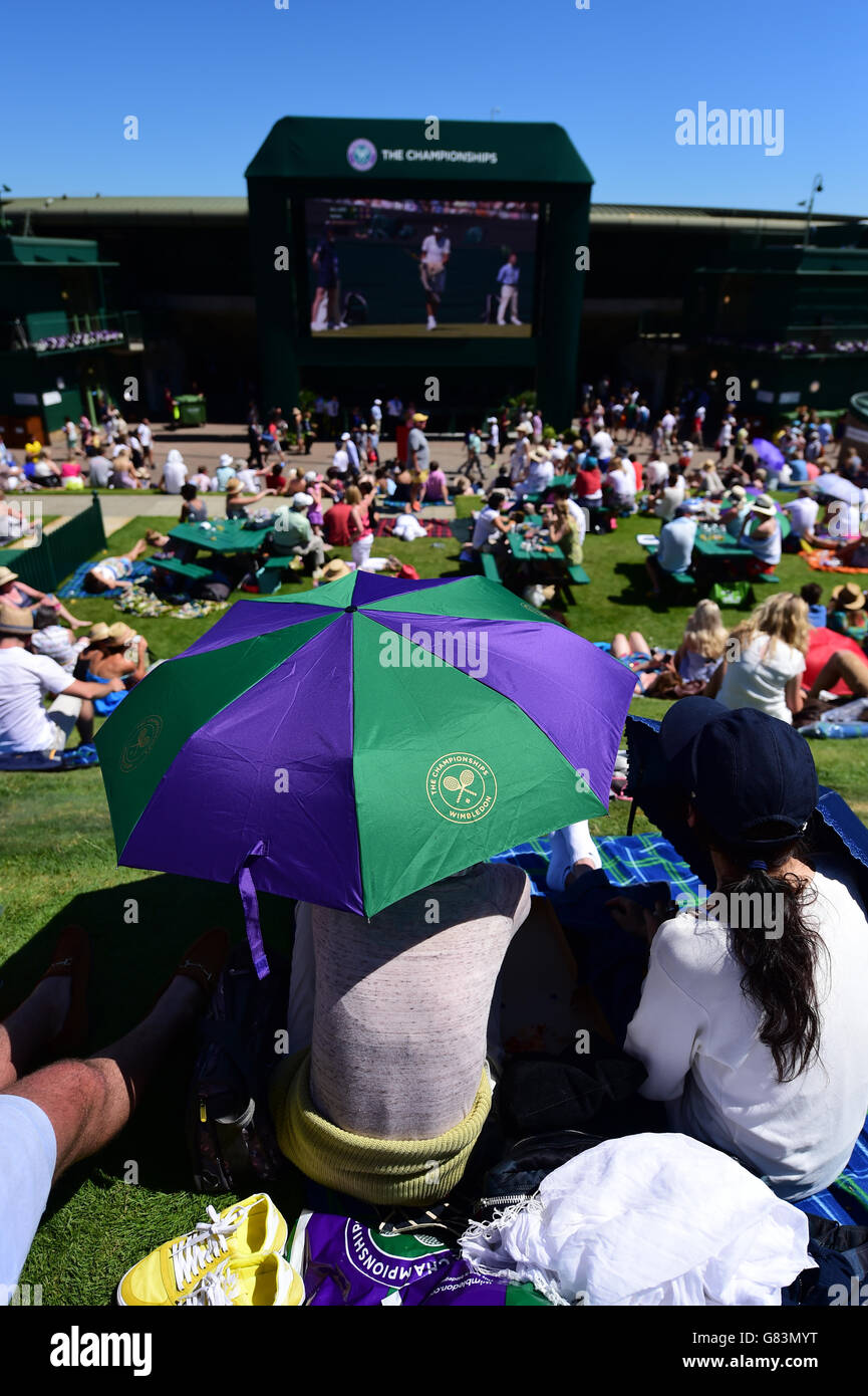 Spectators shield from the sun on Murray Mount during day two of the ...
