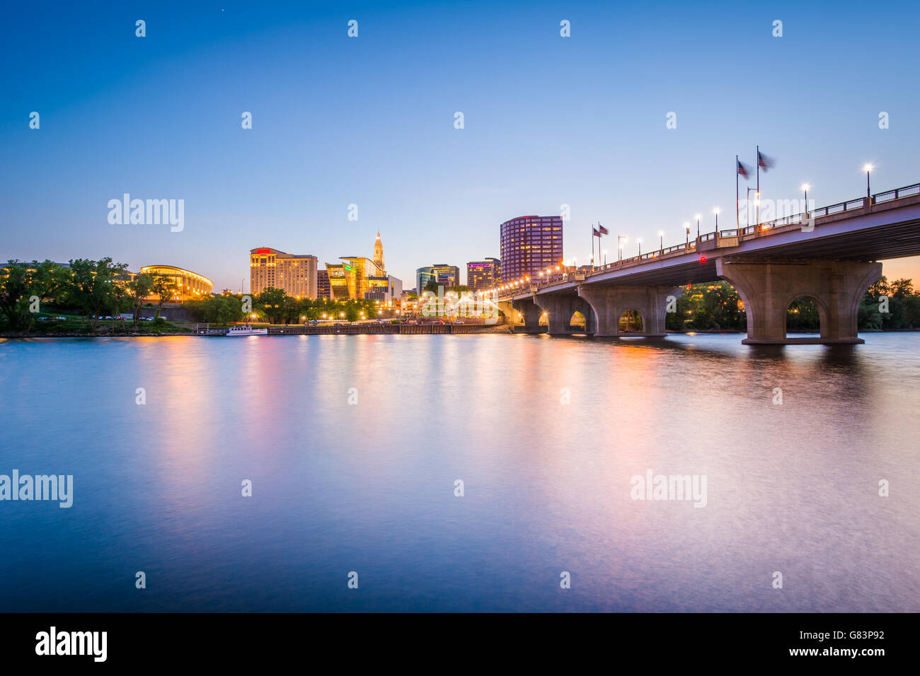The downtown skyline and Founder's Bridge at sunset, in Hartford ...