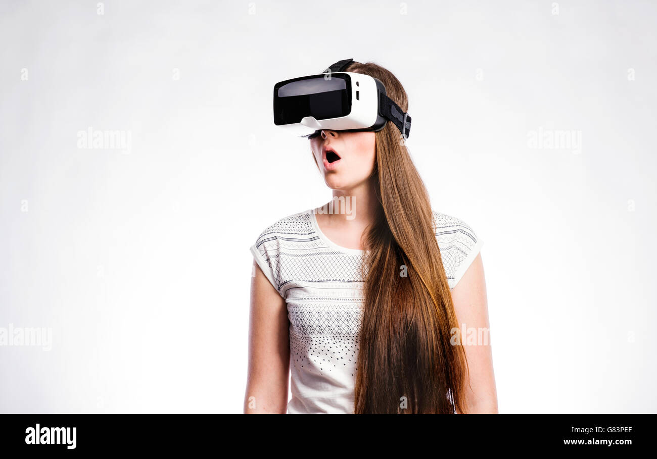 Woman virtual reality goggles hi-res stock photography and images - Alamy