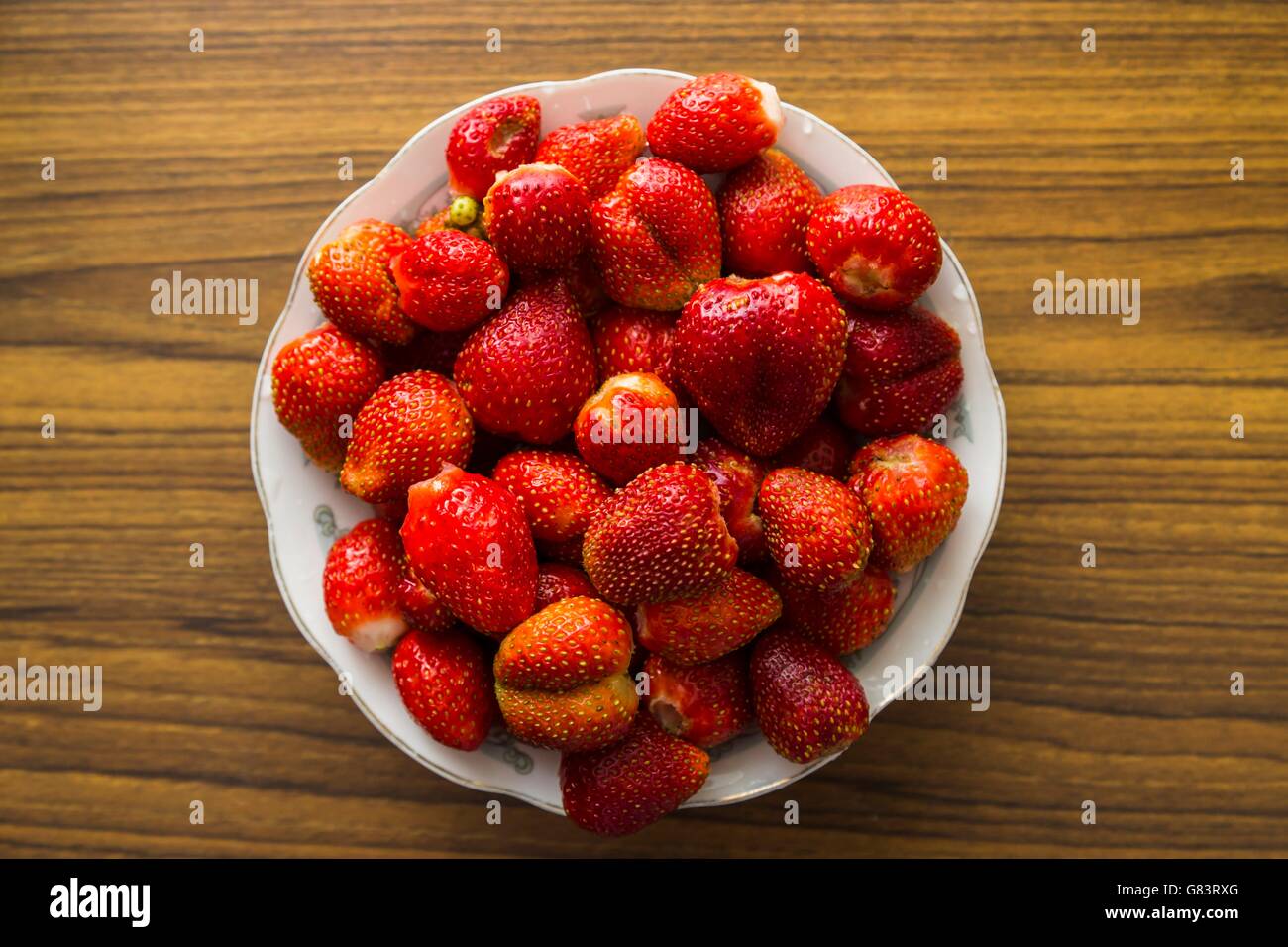 Bowl of strawberries top view Stock Photo - Alamy