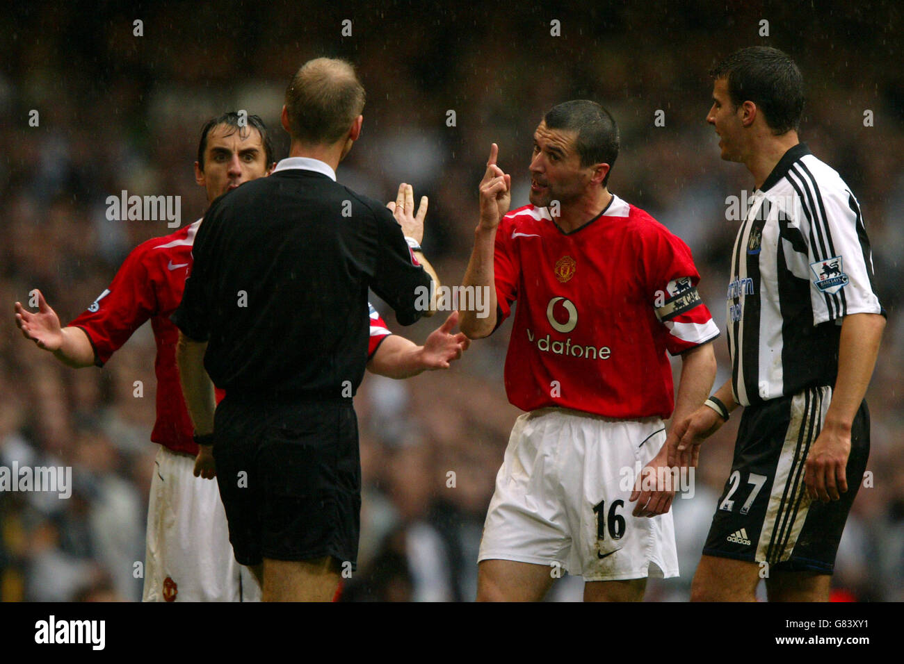 Roy keane manchester united argue hi-res stock photography and images ...