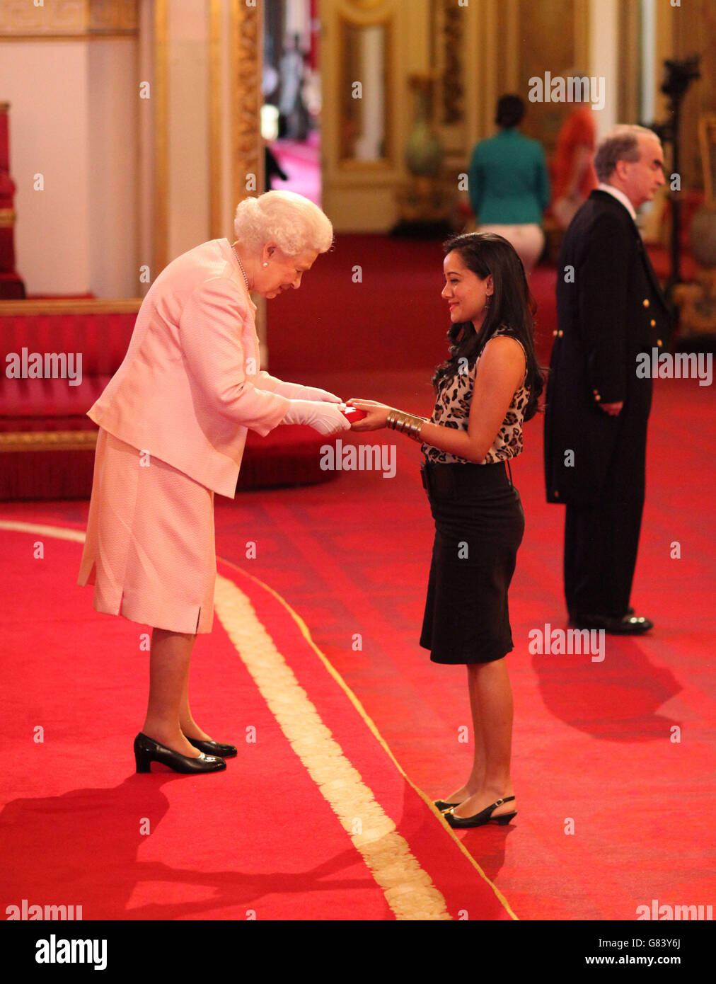 Karuna Rana from Mauritius meets Queen Elizabeth II at Buckingham ...