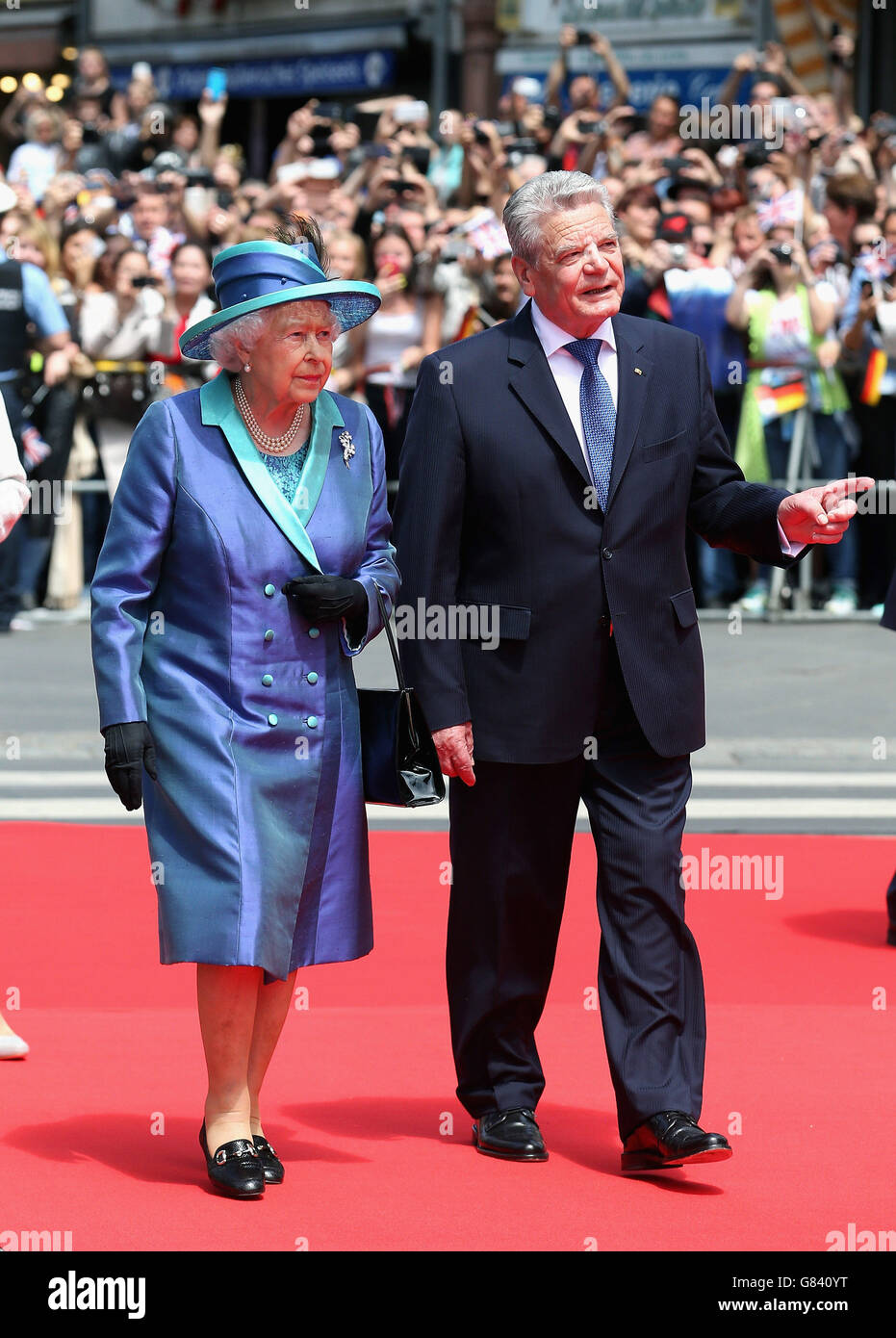 Queen Elizabeth II walks with German President Joachim Gauck as she ...