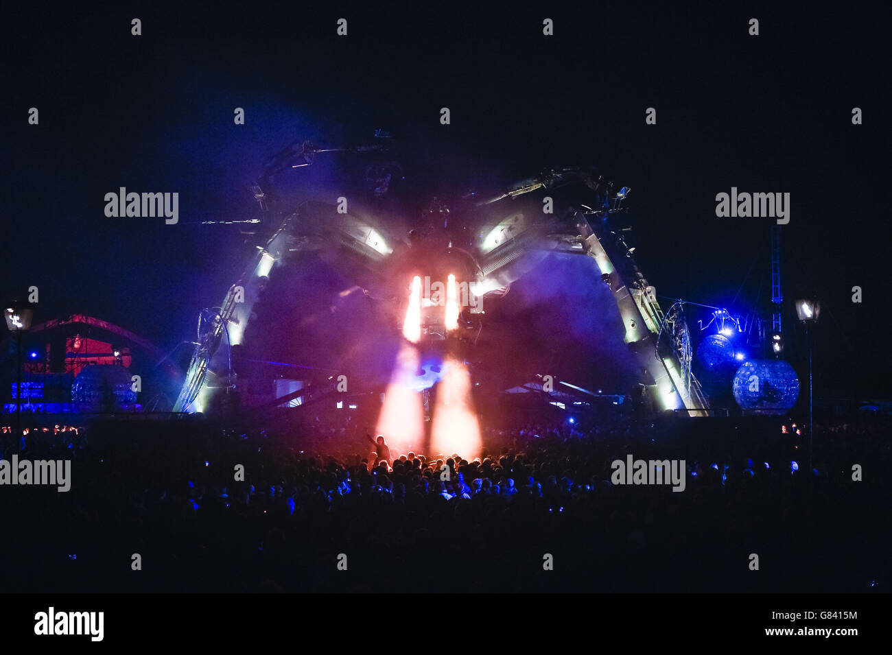 Revellers dance underneath Arcadia Spectacular huge mechanical spider ...
