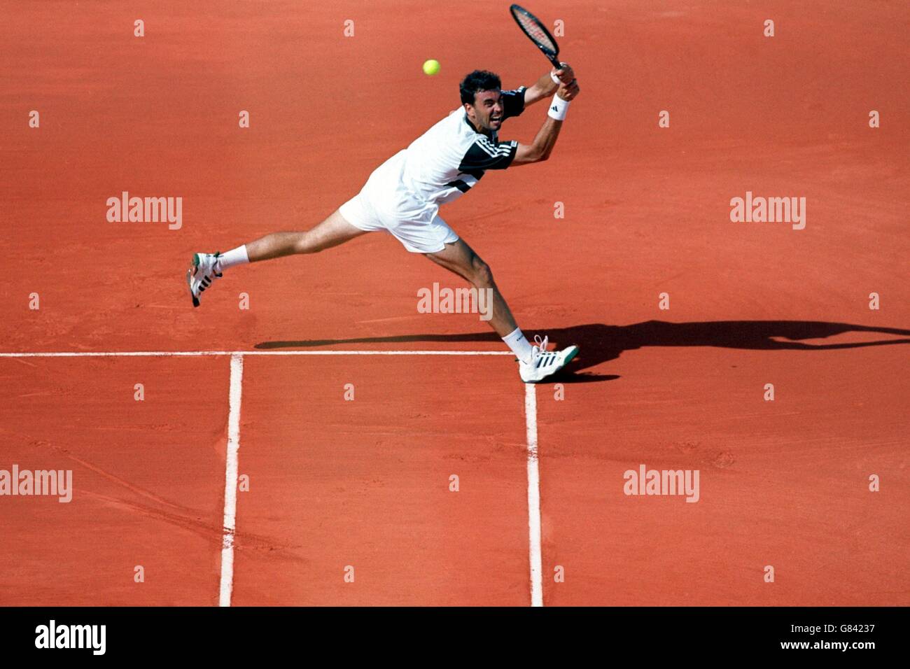 French Tennis Open- Sergi Bruguera v Patrick Rafter Stock Photo - Alamy
