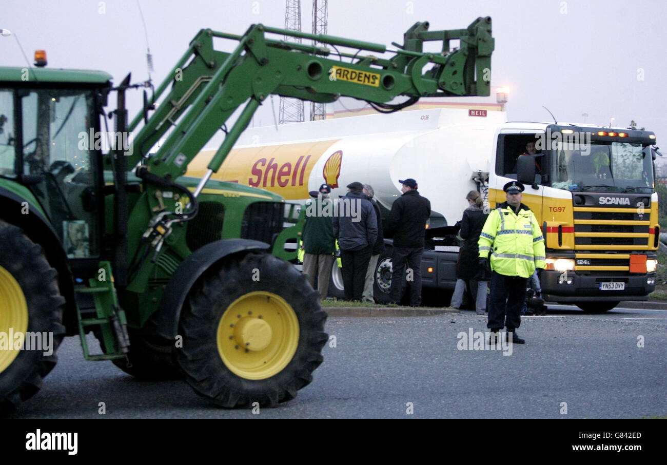 Fuel protests - Stanlow oil refinery Stock Photo - Alamy Fuel protests - Stanlow oil refinery Stock Photo - Alamy
