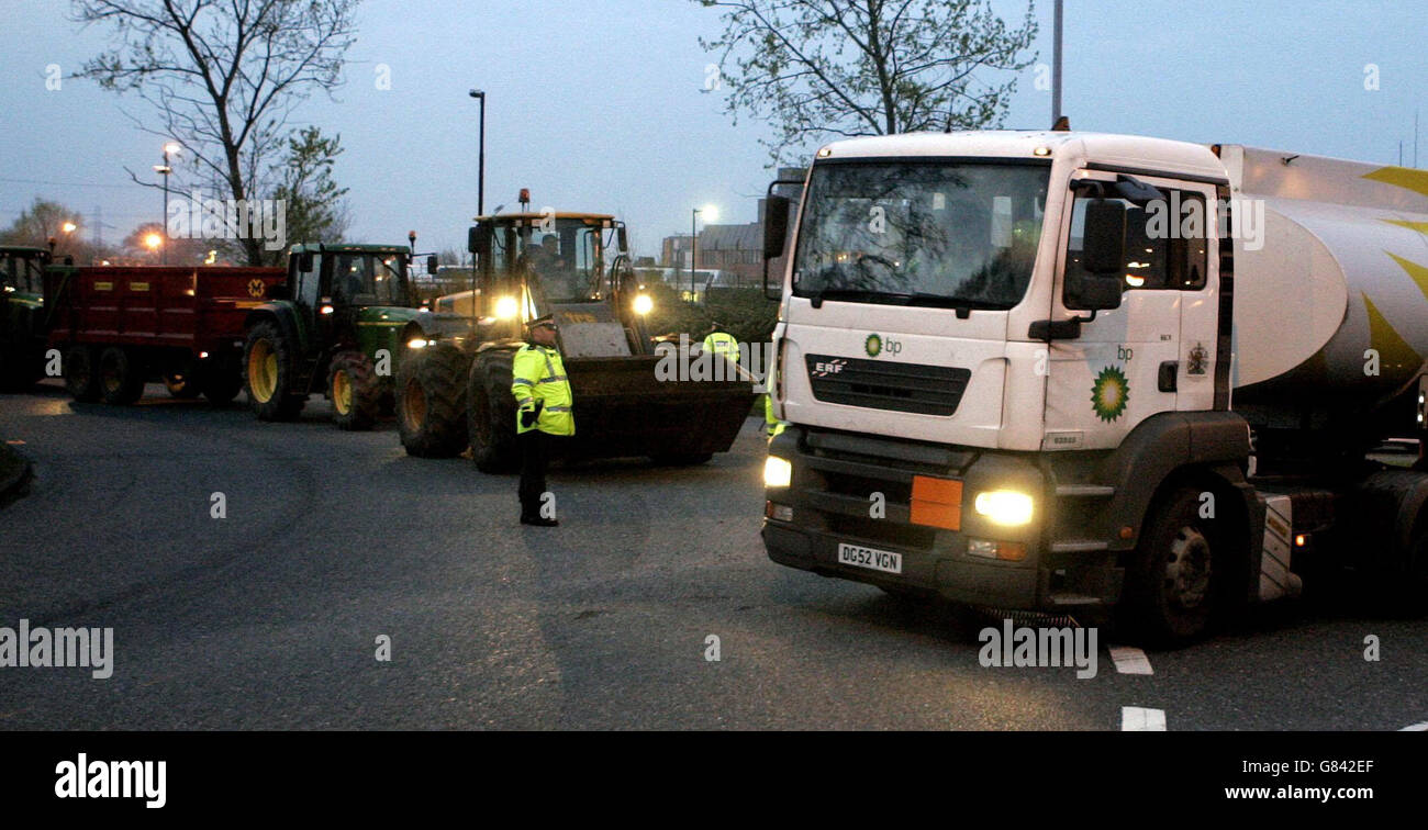 Fuel protests - Stanlow oil refinery Stock Photo - Alamy Fuel protests - Stanlow oil refinery Stock Photo - Alamy