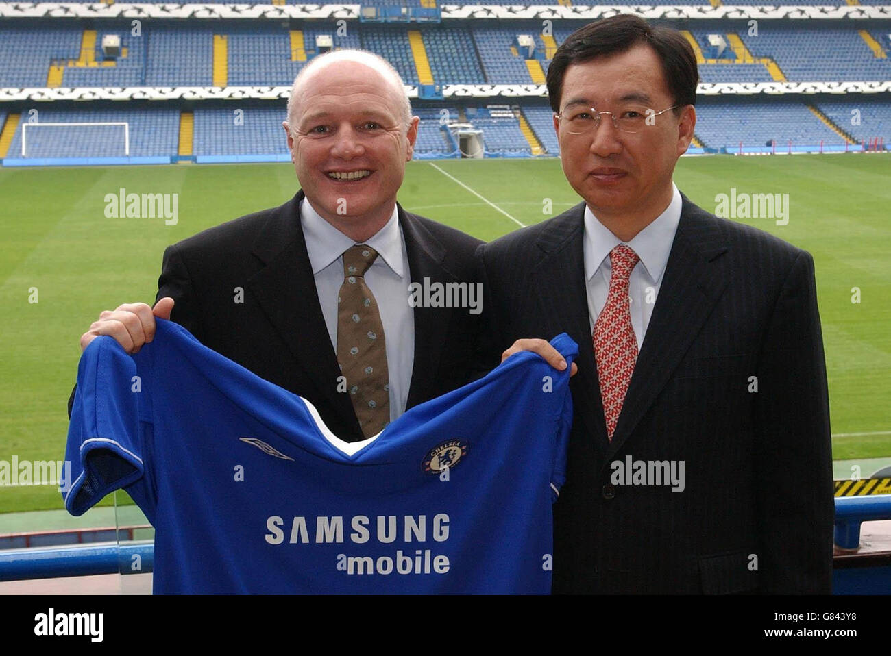 Chelseas chief executive peter kenyon hi-res stock photography and ...