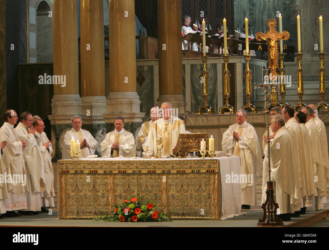 Cardinal murphy oconnor holds mass for the new pope benedict xvi hi-res ...