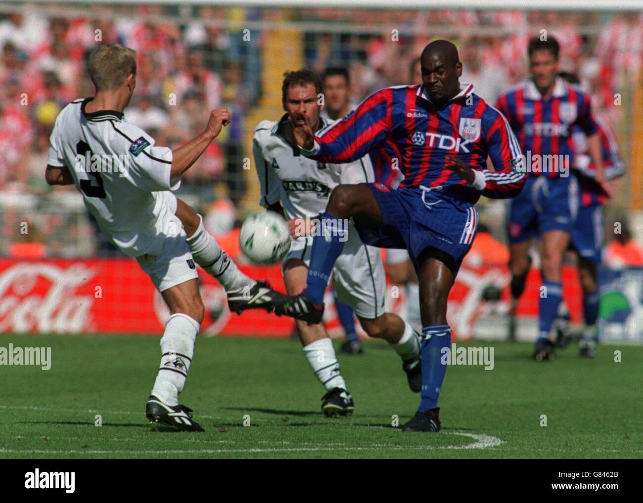 Sheffield united battles with bruce dyer hi-res stock photography and ...