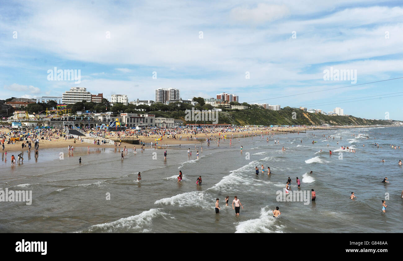 People enjoy the hot weather on Bournemouth Beach, Dorset Stock Photo ...