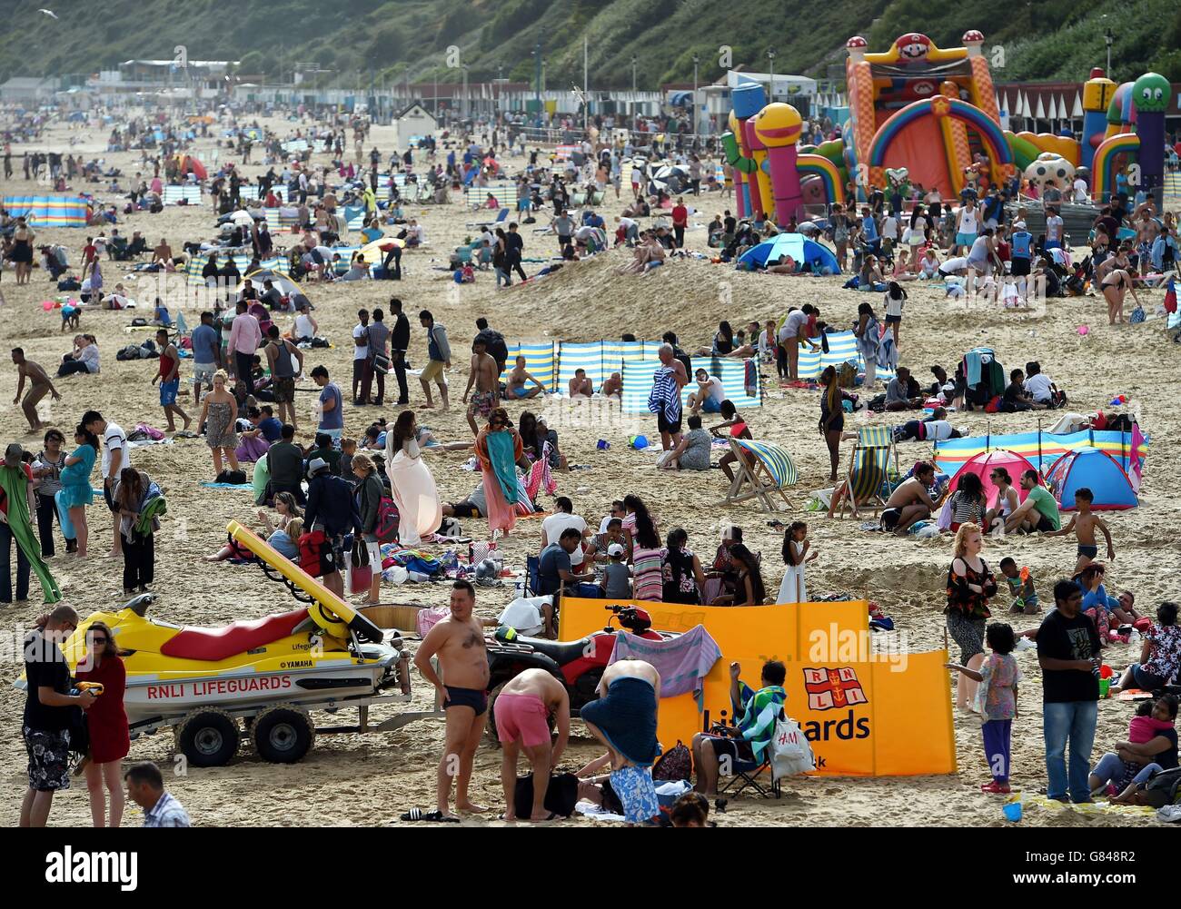 People enjoy the hot weather on Bournemouth Beach, Dorset Stock Photo ...