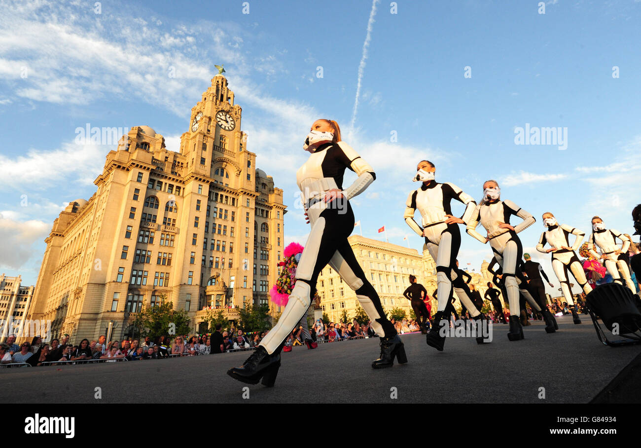 Big head costume hi-res stock photography and images - Alamy