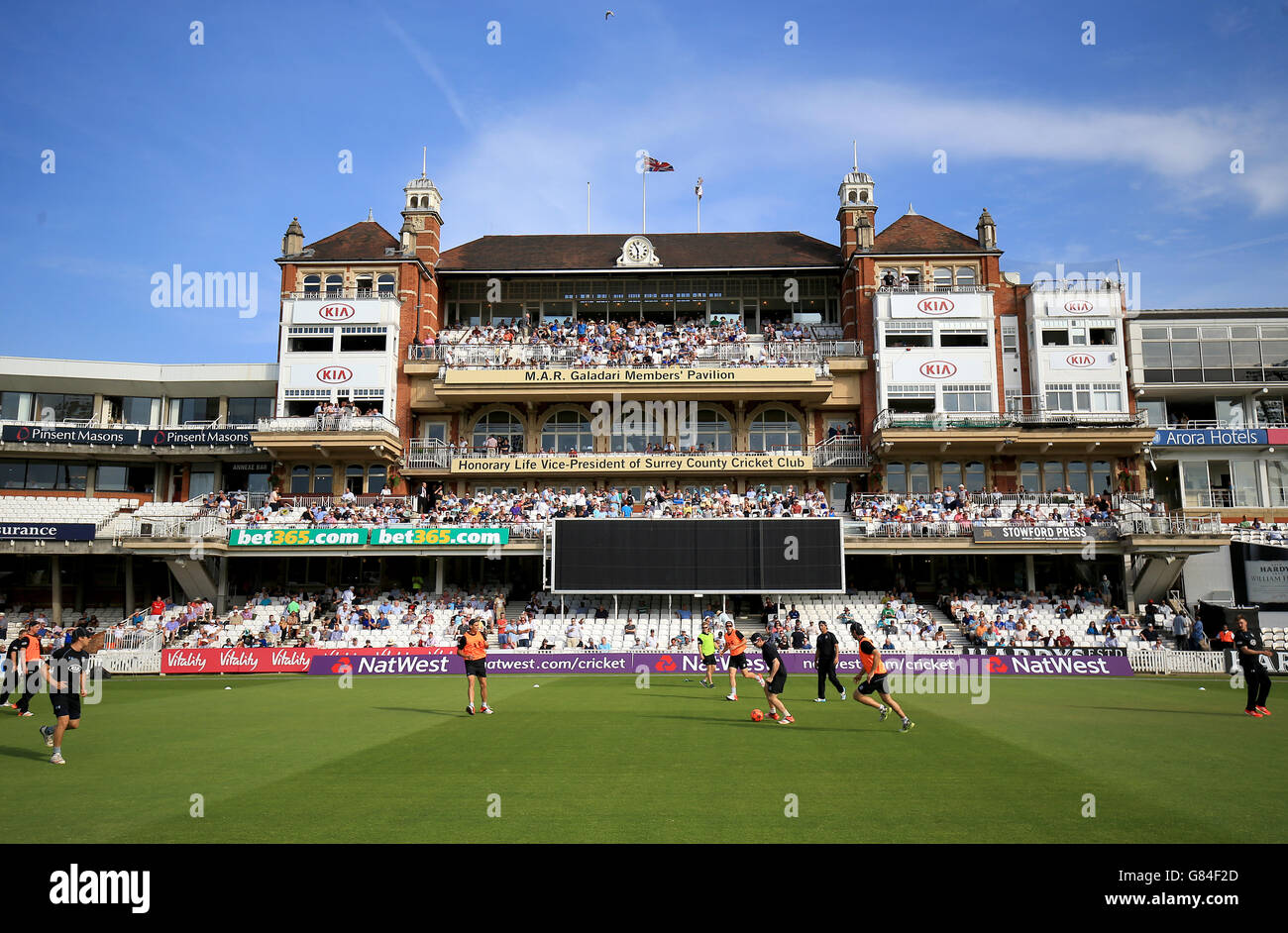 Surrey players training before game hi-res stock photography and images ...