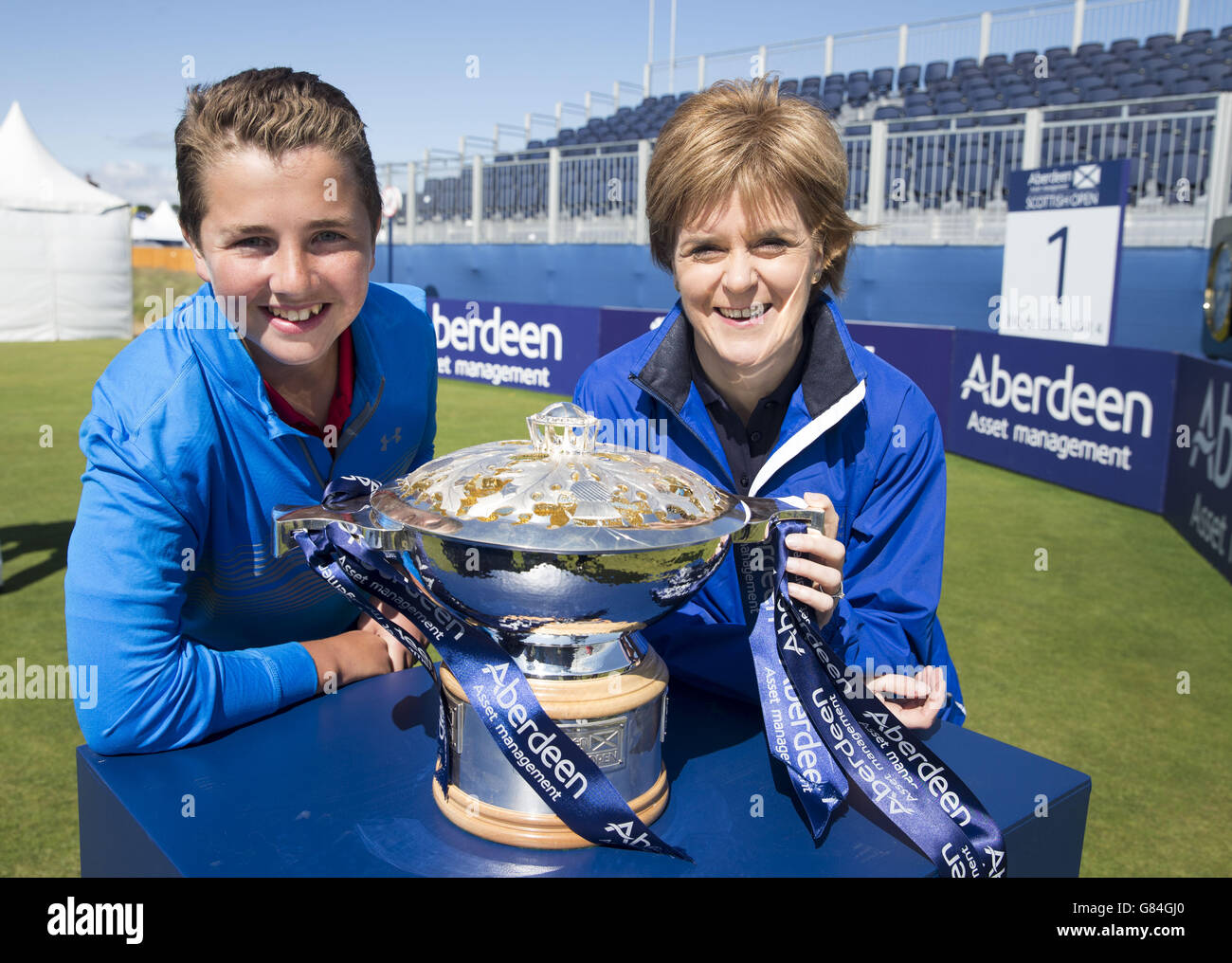 First Minister of Scotland Nicola Sturgeon poses with the Aberdeen ...