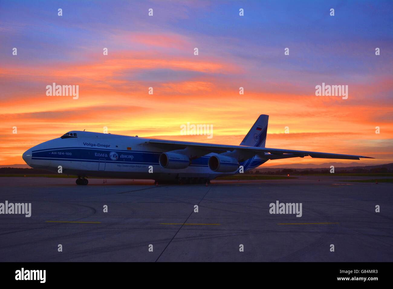 Antonov 124 aircraft hi-res stock photography and images - Alamy