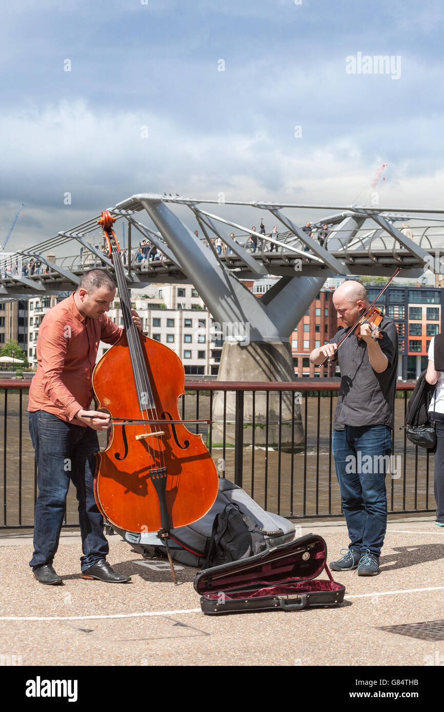 Two buskers hi-res stock photography and images - Alamy
