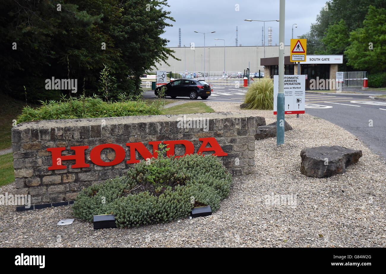 Honda sign outside honda uk manufacturing ltds factory in swindon hi ...
