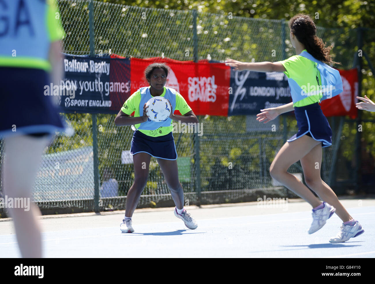Kids netball hi-res stock photography and images - Alamy