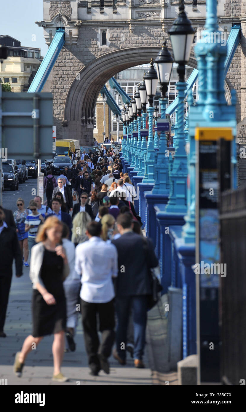 Commuters walk across tower bridge hi-res stock photography and images ...