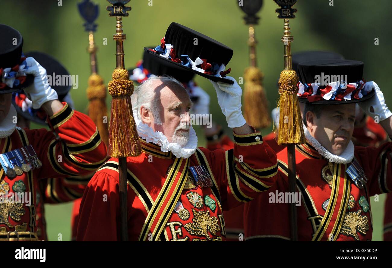The queens body guard of the yeomen of the guard hi-res stock photography and images - Alamy