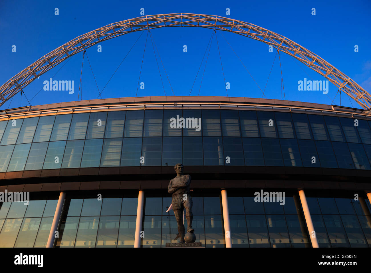 Bobby moore statue sunrise hi-res stock photography and images - Alamy