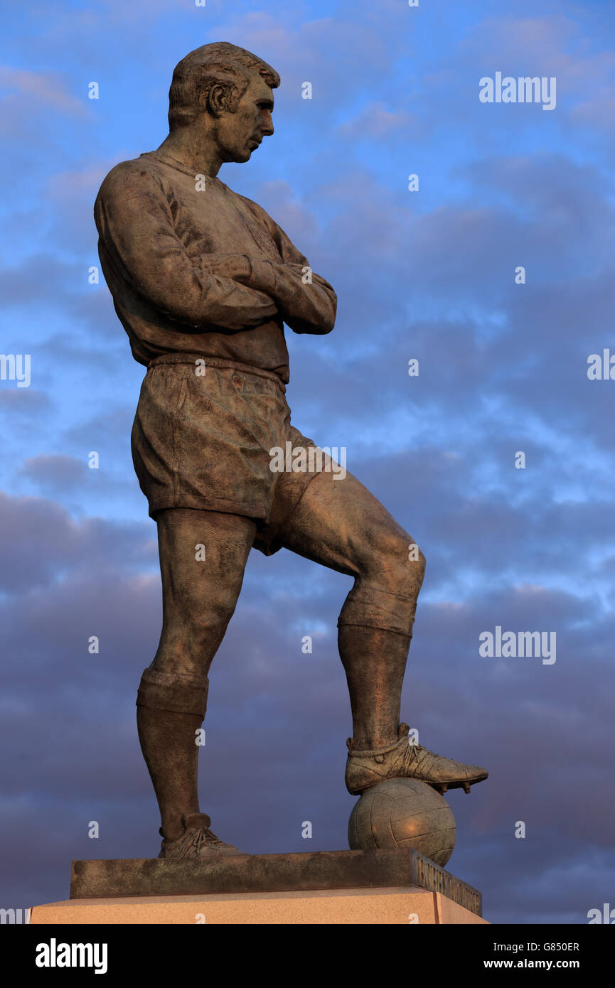 Bobby moore statue sunrise hi-res stock photography and images - Alamy