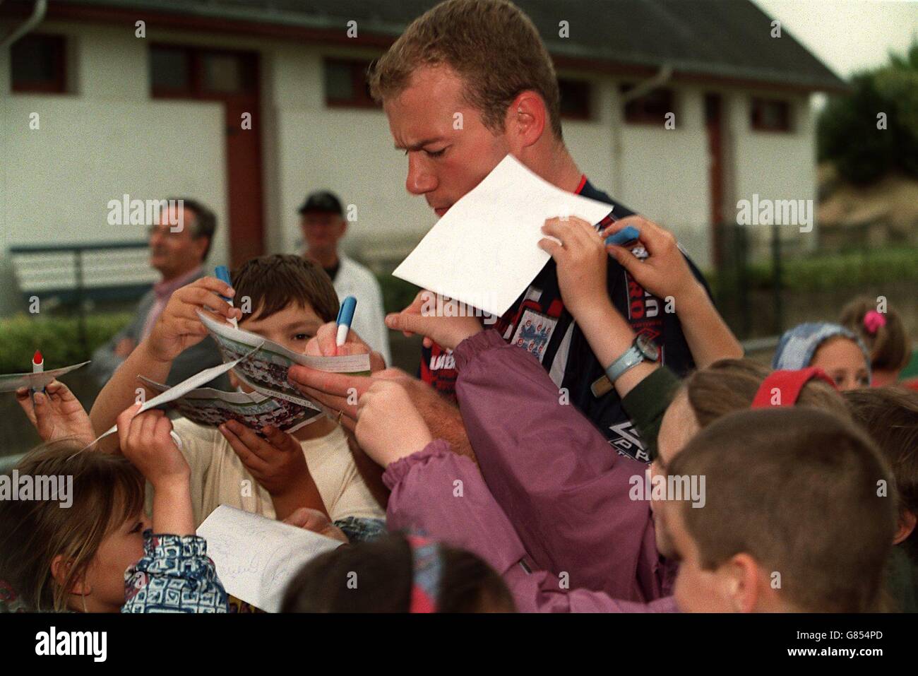 Alan shearer signs autographs hi-res stock photography and images - Alamy