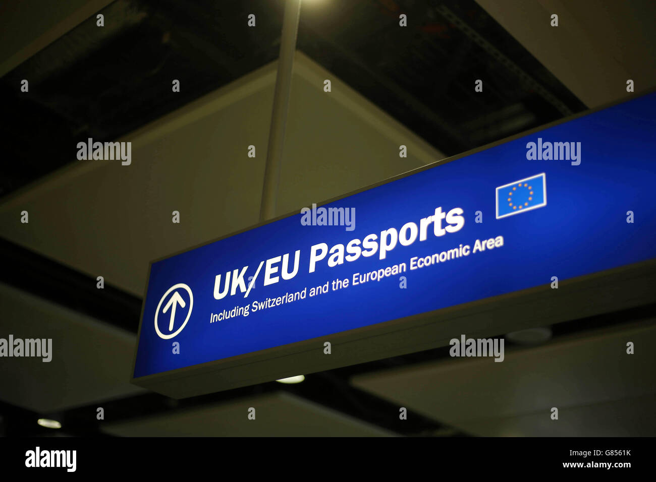 News transport border hi-res stock photography and images - Alamy