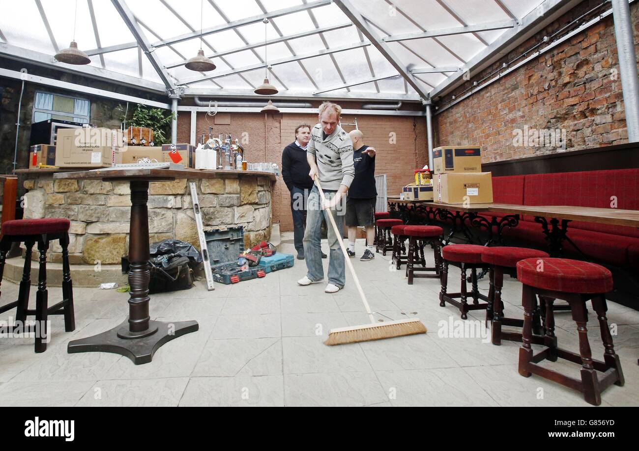 Clutha Bar to reopen Stock Photo - Alamy