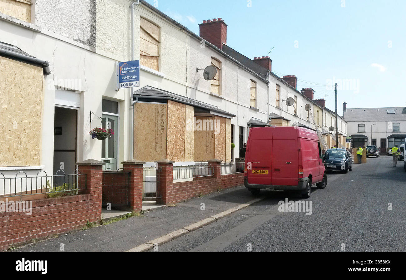 Loyalist bonfire threatens homes hi-res stock photography and images ...