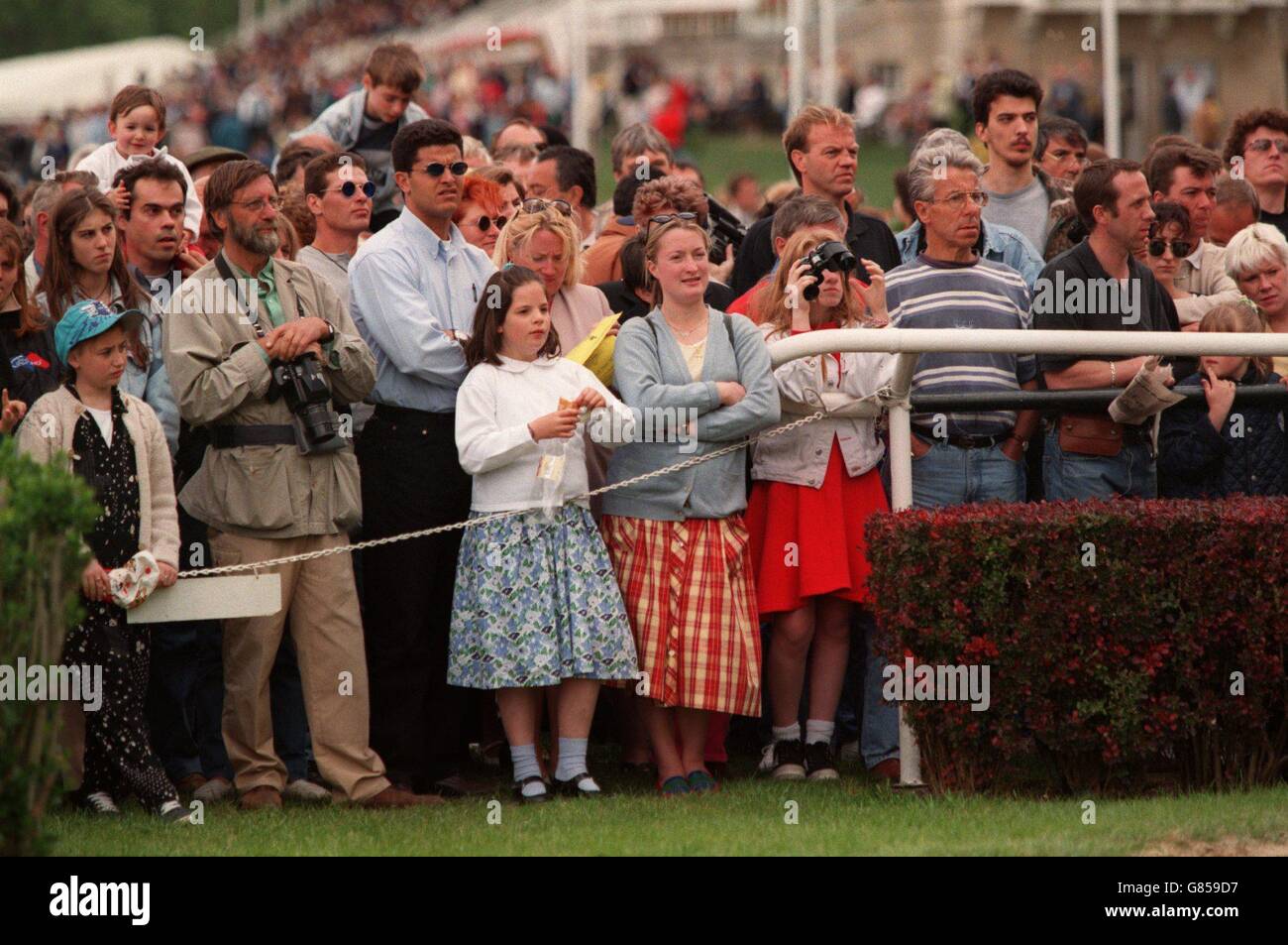 Horse Racing, Chantilly Races. Crowd scene at Chantilly Stock Photo - Alamy