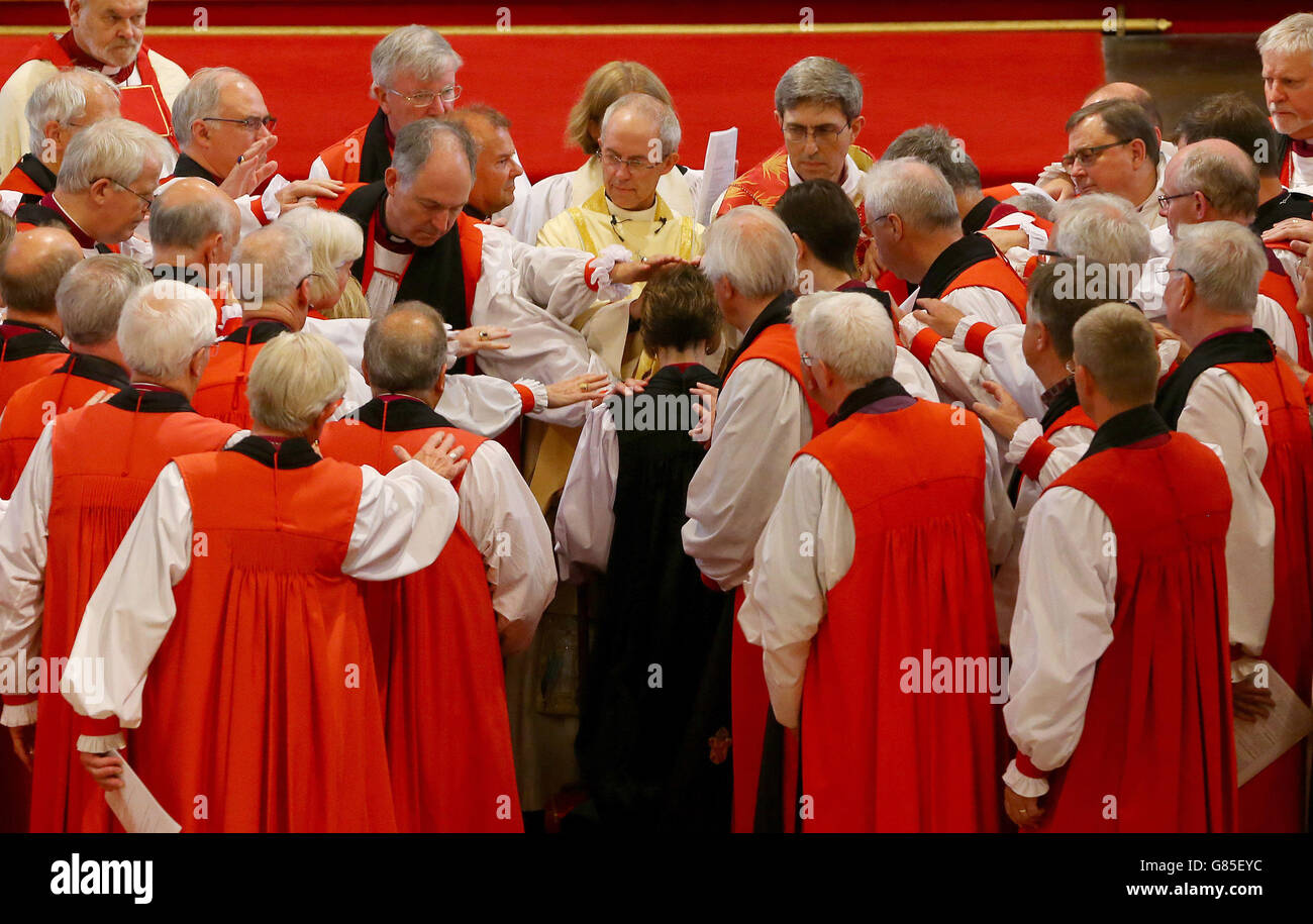 Bishops hands hi-res stock photography and images - Alamy