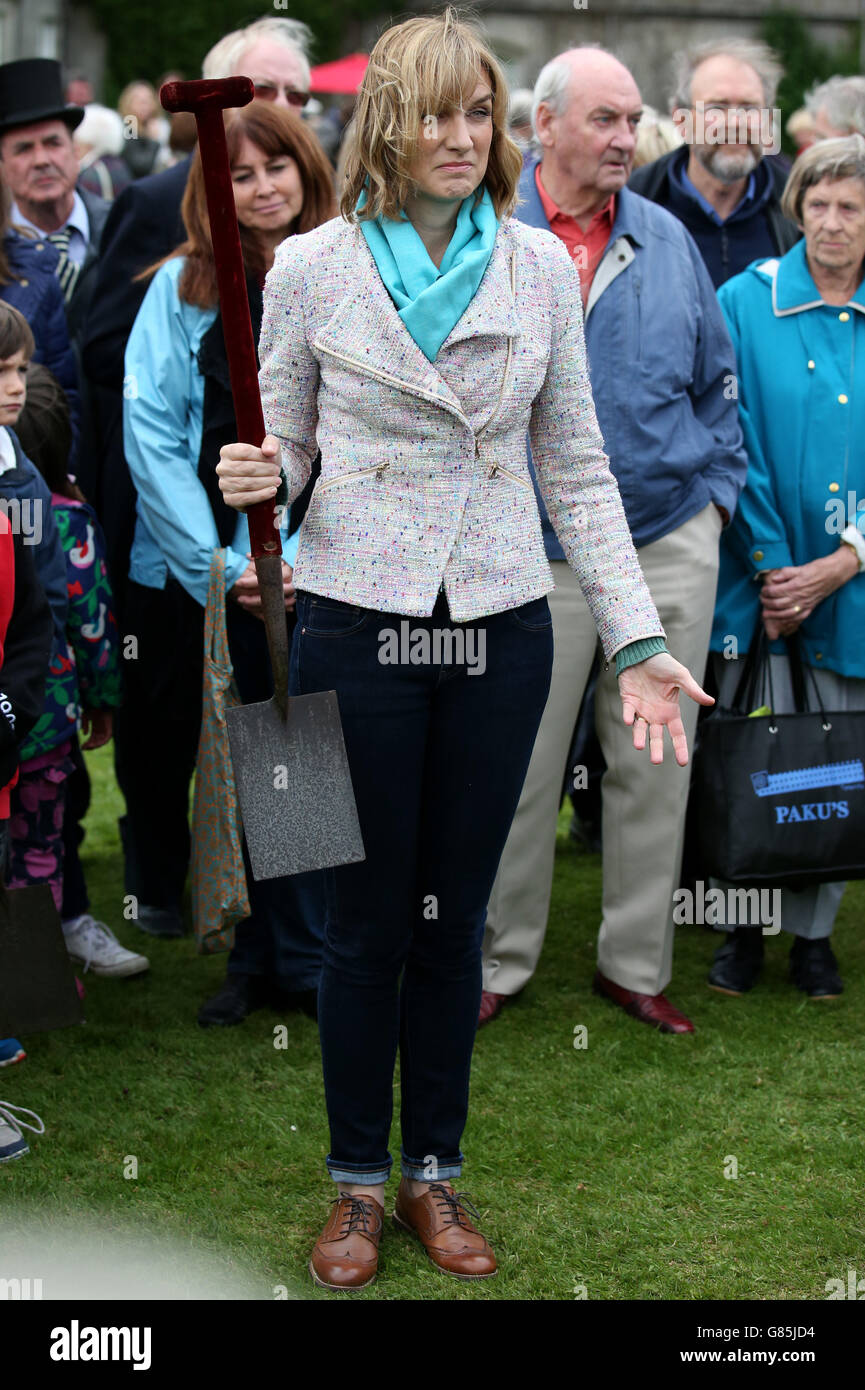 Antiques roadshow fiona bruce hi-res stock photography and images - Alamy
