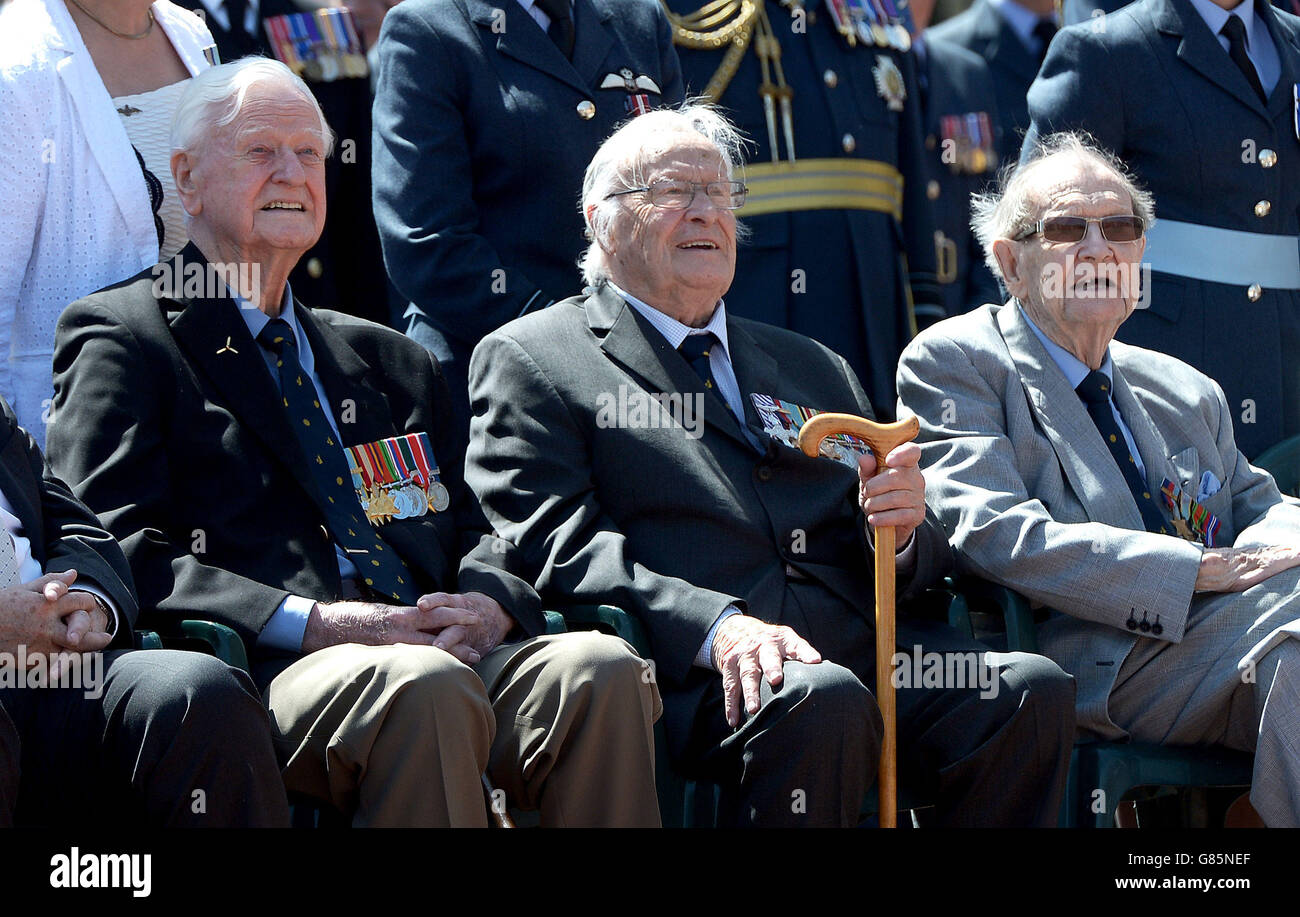 92 squadron spitfires centre and wing commander tm kane hi-res stock ...