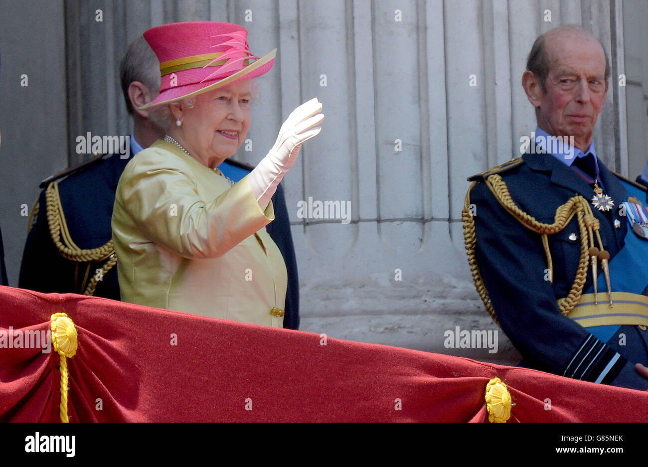 Queen elizabeth ii waves crowd balcony buckingham palace hi-res stock ...