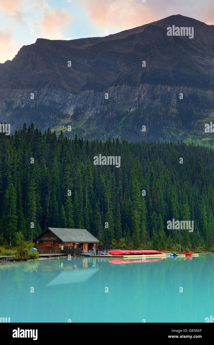 Boat house at lake louise canada hi-res stock photography and images ...