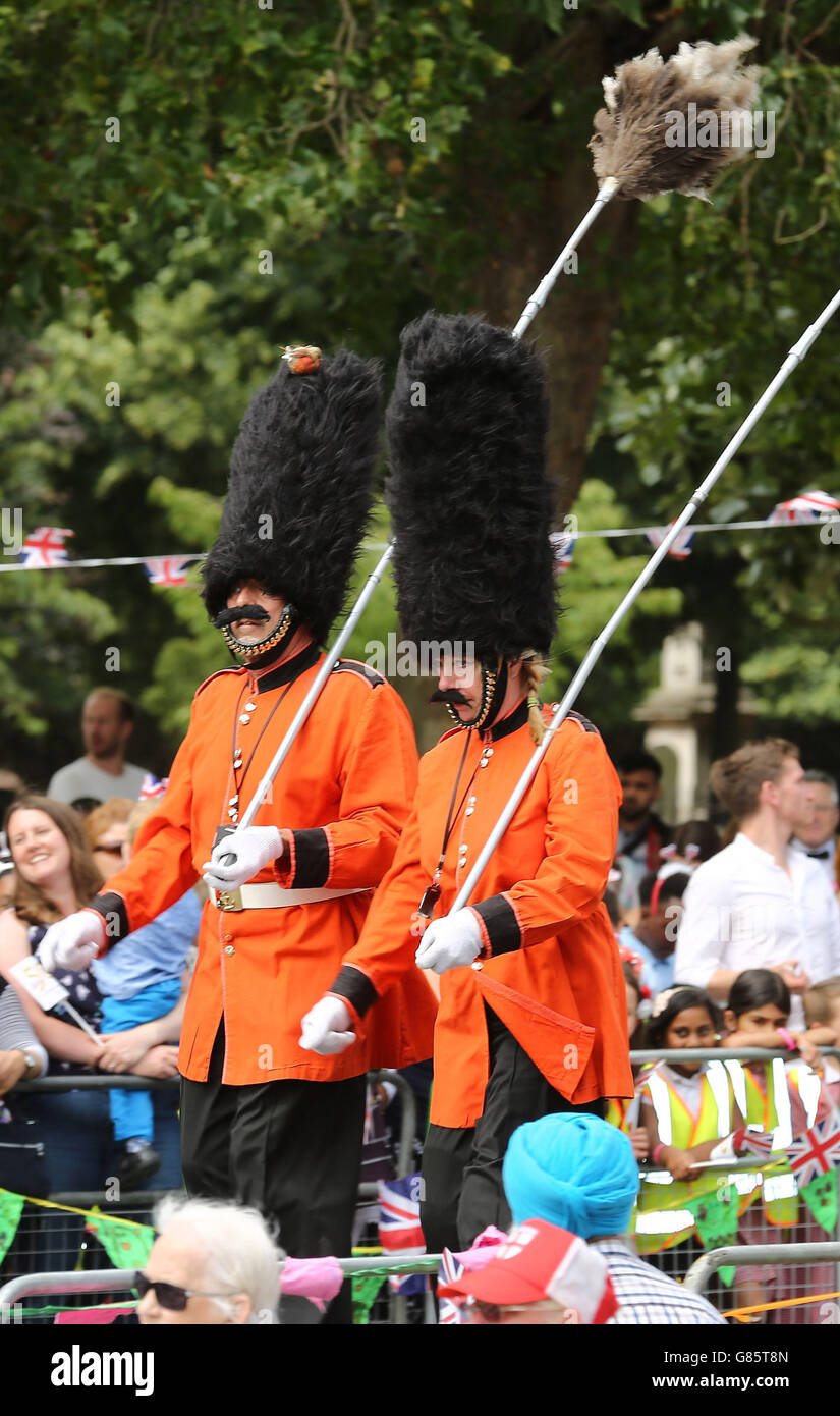 Performers dressed as Queen's Guards wait for the arrival of Queen ...