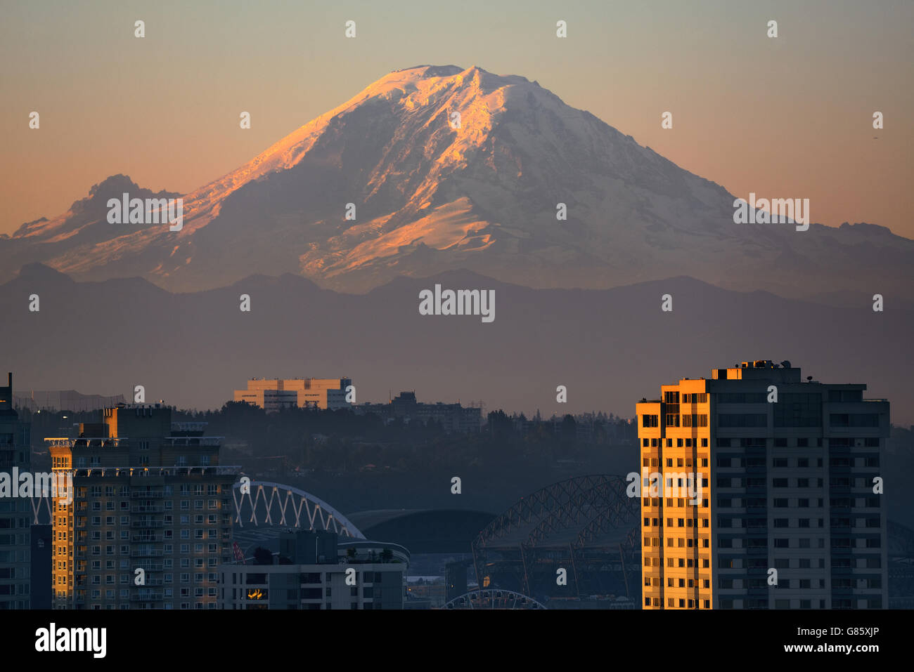 Mount Rainier and Seattle city architecture Stock Photo - Alamy