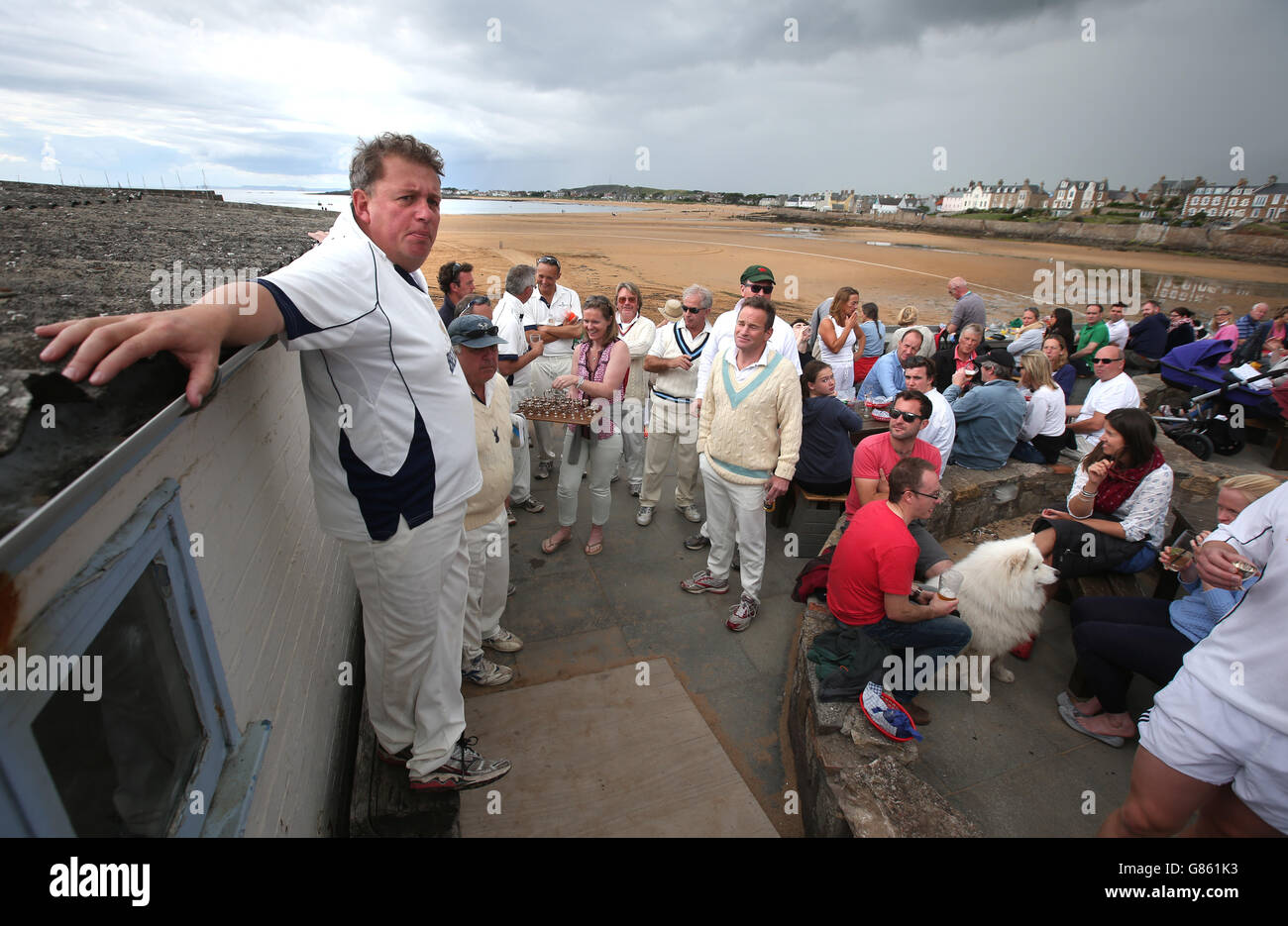 Ship Inn captain Graham Bucknall speaks to his team Stock Photo - Alamy