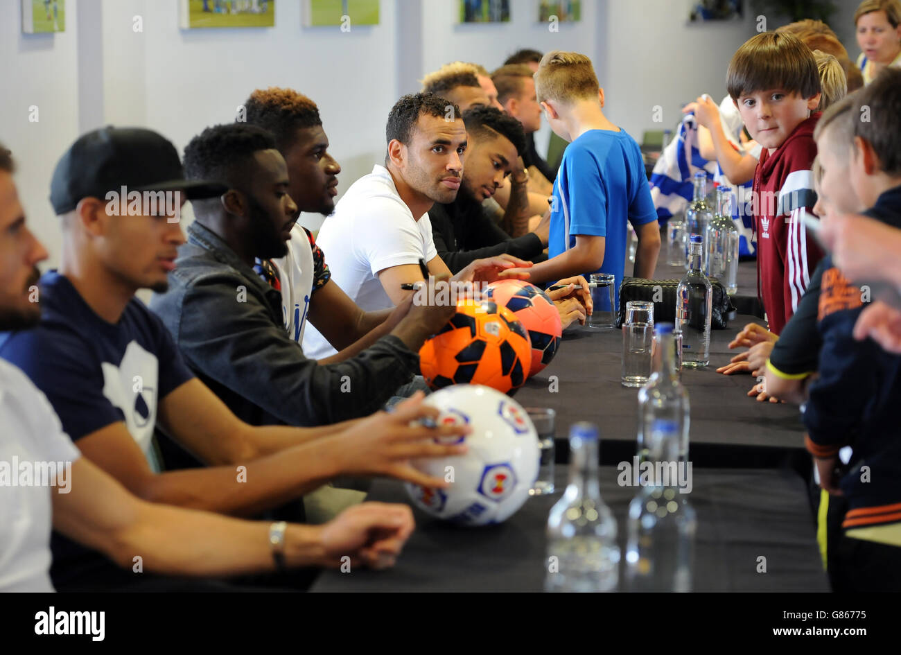Football players sign hi-res stock photography and images - Alamy