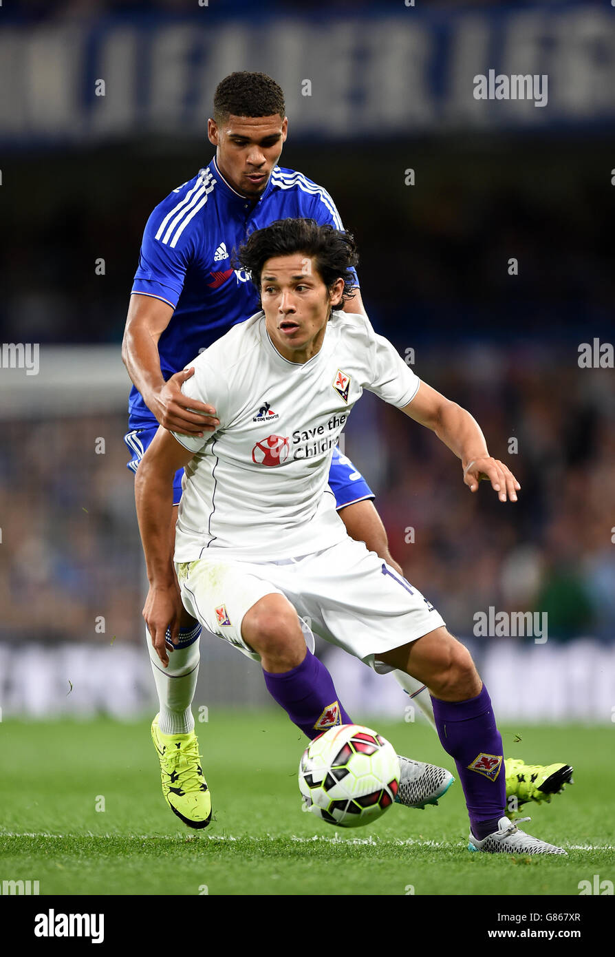 Chelsea's Ruben Loftus-Cheek (behind) and Fiorentina's Matias Fernandez ...